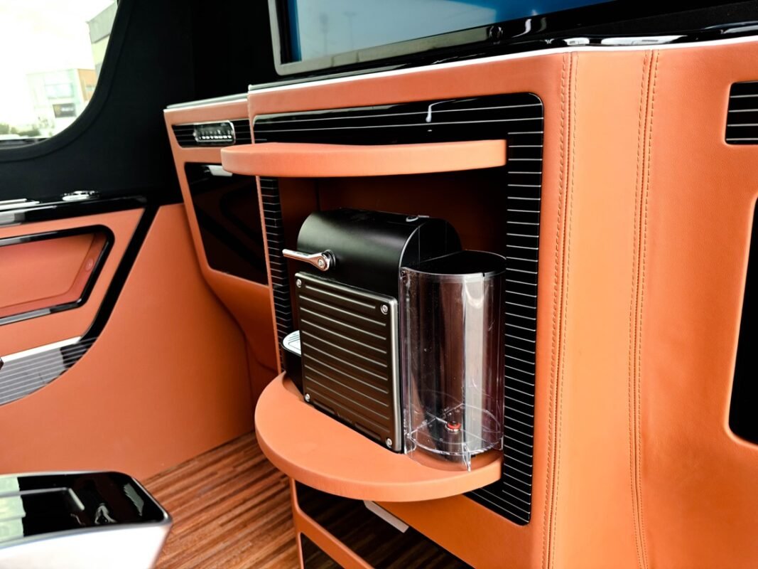 Toyota Hiace Luxury Van - Scuderia Motor Design
